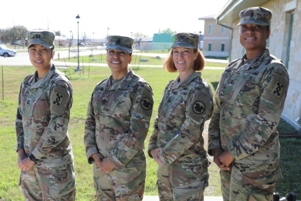 DVIDS - Images - USARC public affairs leadership visit deploying soldiers [Image 3 of 7]