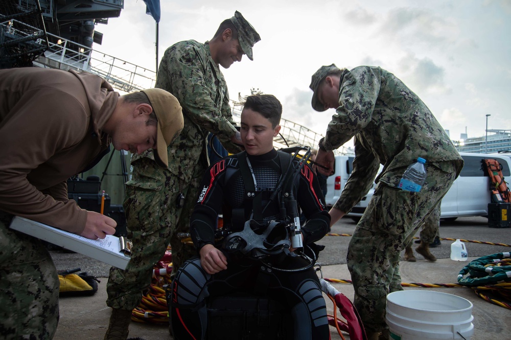 DVIDS - Images - Navy Divers Receive Practical Training Aboard USS ...