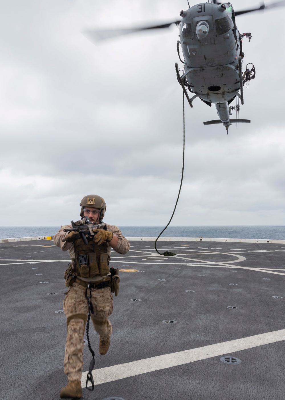 DVIDS - Images - 13th MEU Fast Rope Drills aboard USS Anchorage [Image ...