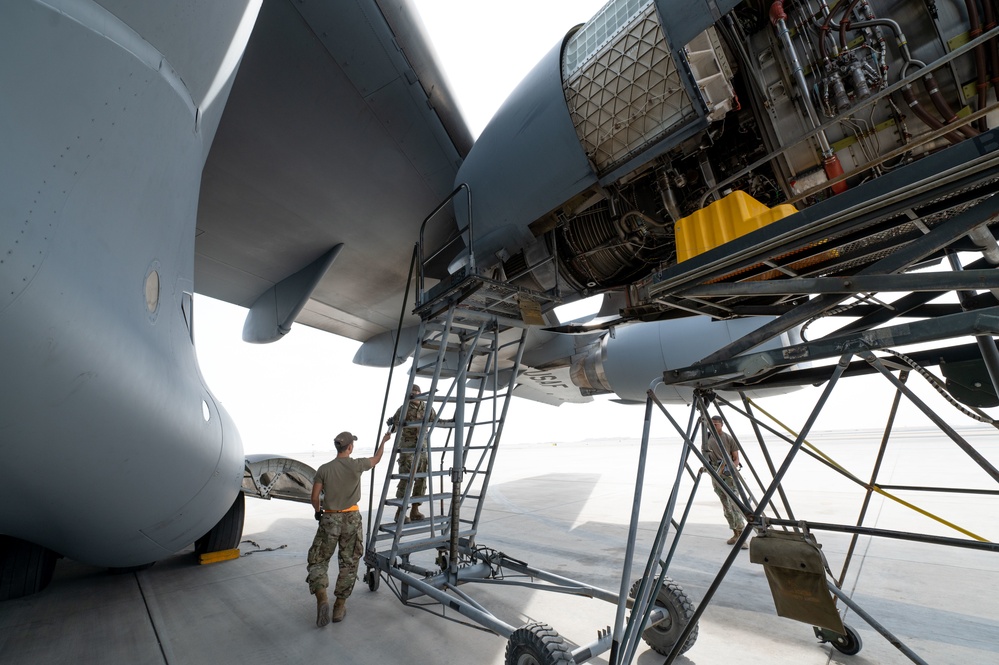 DVIDS - Images - 8th EAS maintains C-17s [Image 5 of 12]