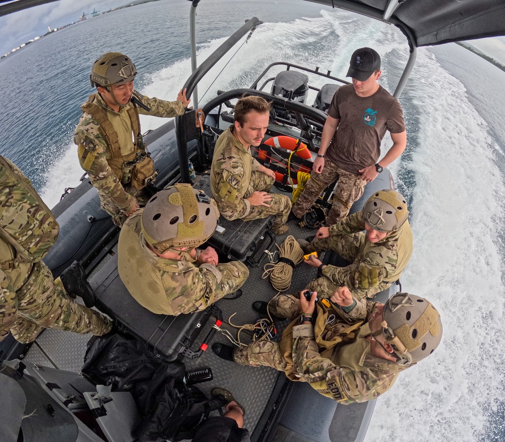 DVIDS - Images - EODMU 5 At Sea Damage Repair [Image 1 of 4]