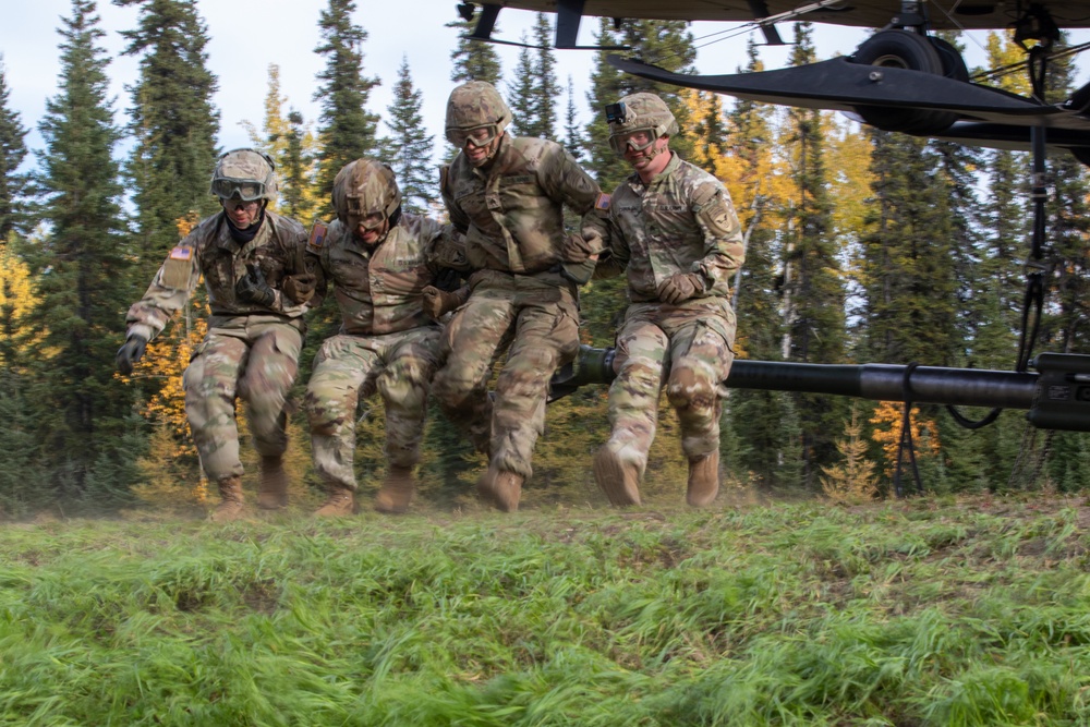 DVIDS - Images - Arctic Wolves Conduct Sling Load Training [Image 5 of 6]
