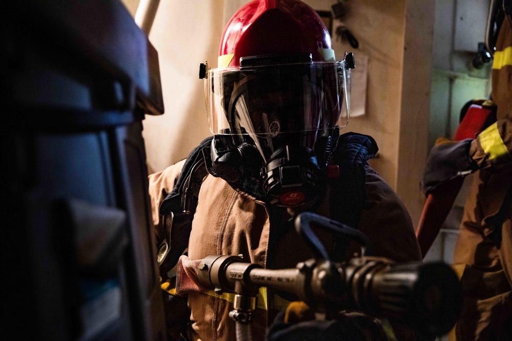 DVIDS - Images - USS Arlington underway general quarters drill [Image 5 ...