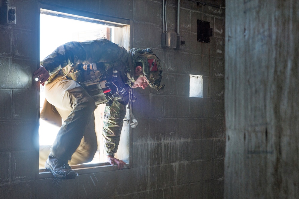 DVIDS - Images - Navy Explosive Ordnance Disposal Hosts Arctic Training ...