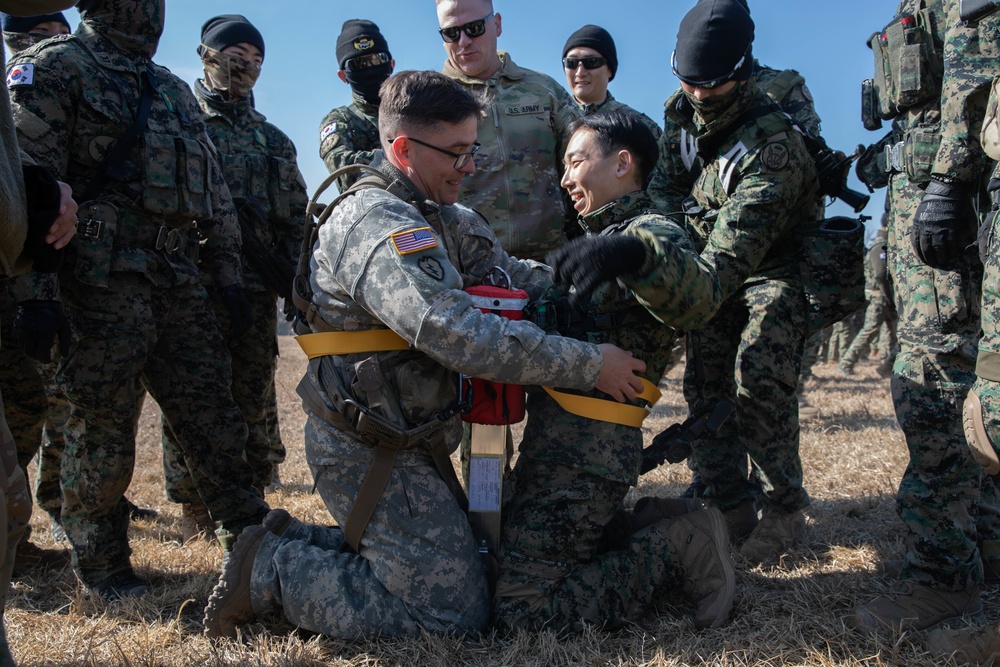DVIDS - Images - ROK SWK MED101 Hoist Training [Image 4 of 14]