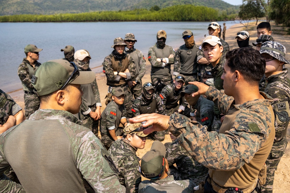 DVIDS - Images - 13th MEU Maritime Raid Force Amphibious Landing Drills ...