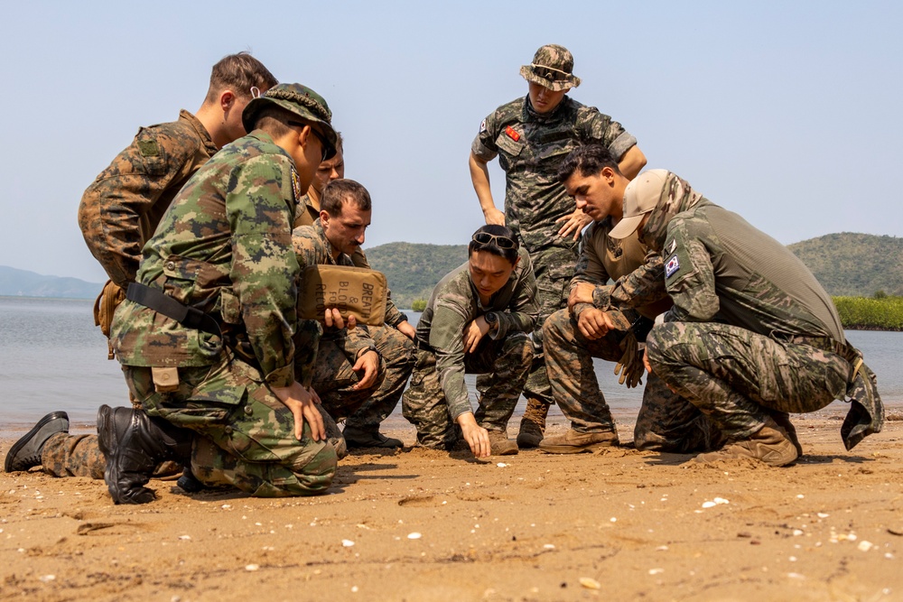 DVIDS - Images - 13th MEU Maritime Raid Force Amphibious Landing Drills ...