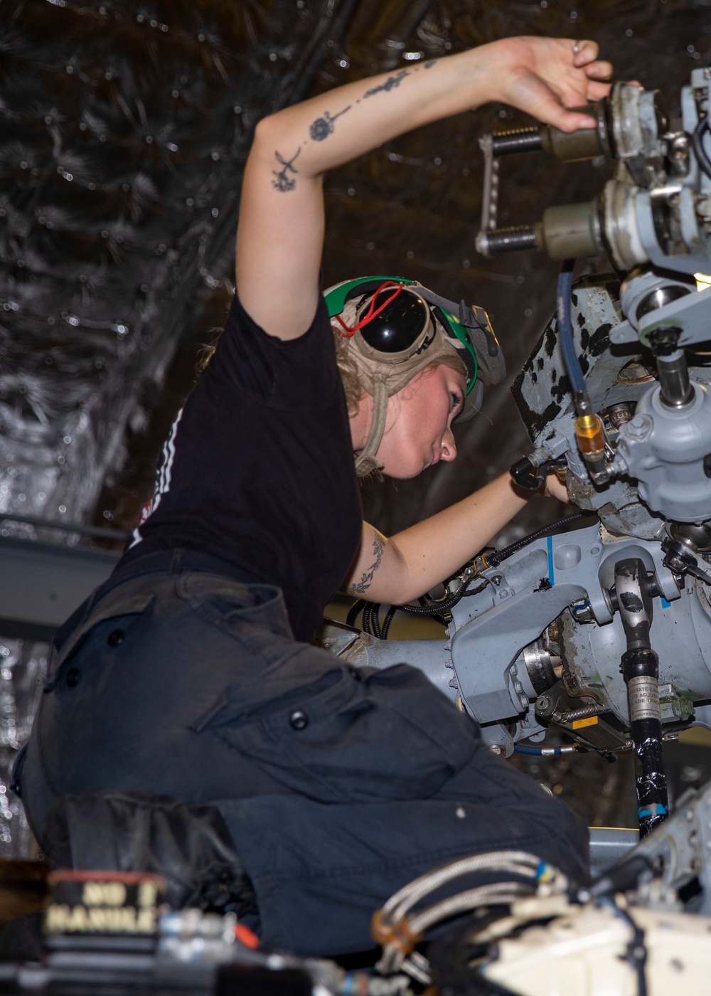 DVIDS - Images - USS Charleston conducts helicopter maintenance in the Strait of Malacca [Image ...