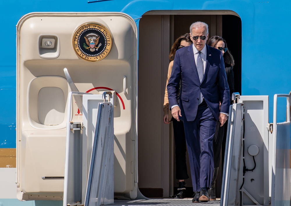 DVIDS - Images - POTUS arrives at NASNI [Image 2 of 6]