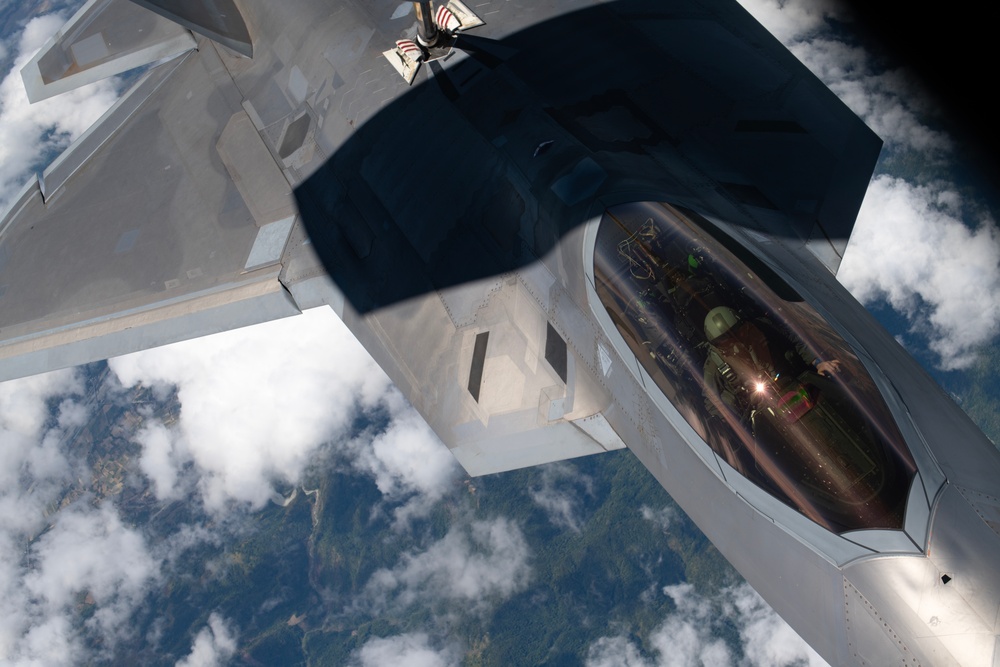 DVIDS - Images - Raptors refuel over South China Sea [Image 15 of 15]