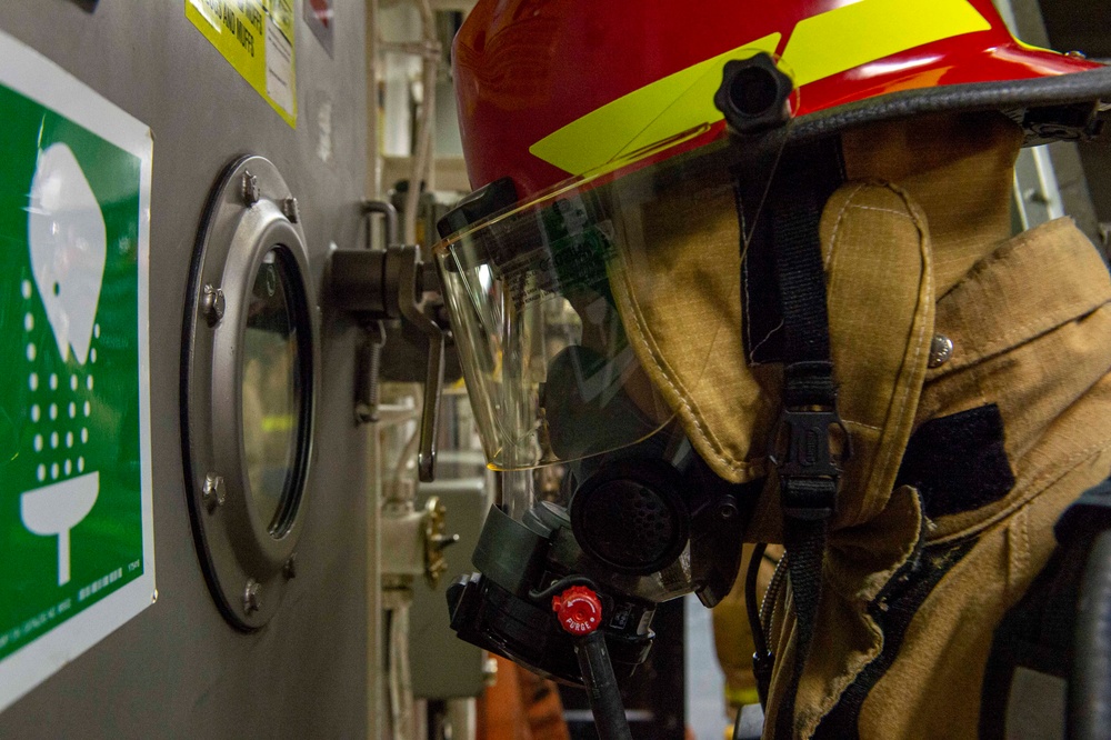 DVIDS - Images - USS Paul Hamilton Damage Control Training [Image 7 of 13]