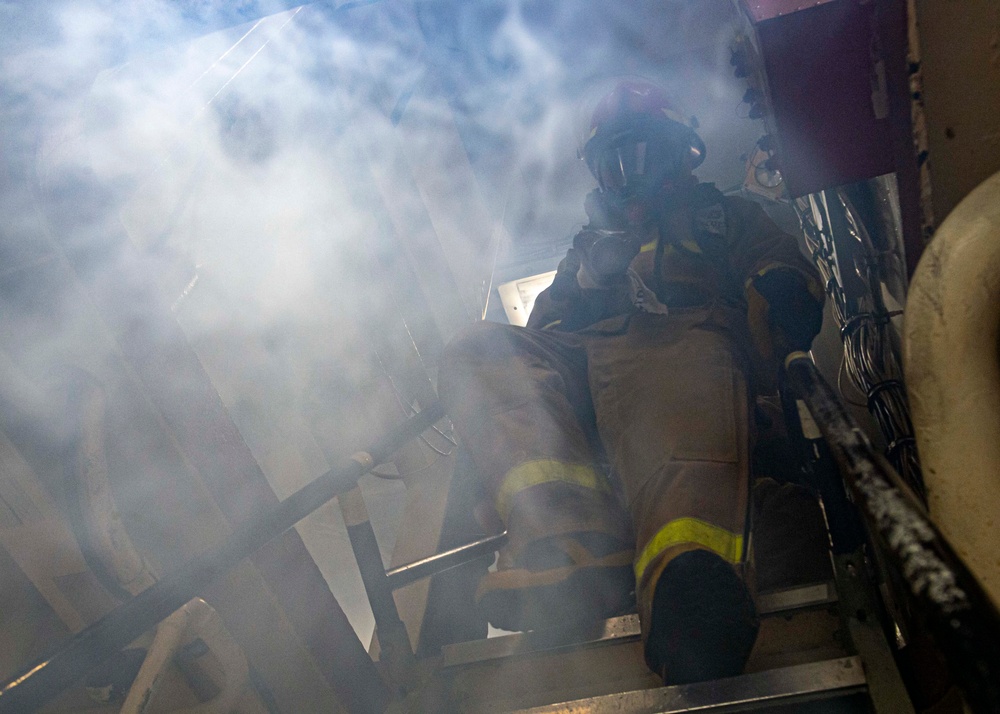 DVIDS - Images - USS Paul Hamilton Damage Control Training [Image 9 of 13]