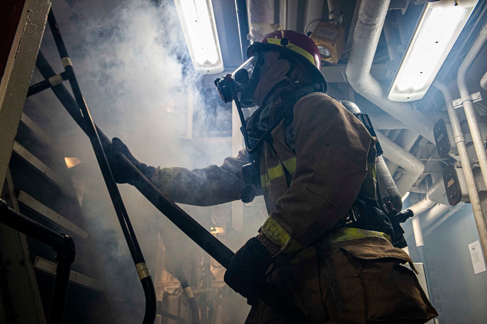 DVIDS - Images - USS Paul Hamilton Damage Control Training [Image 12 of 13]