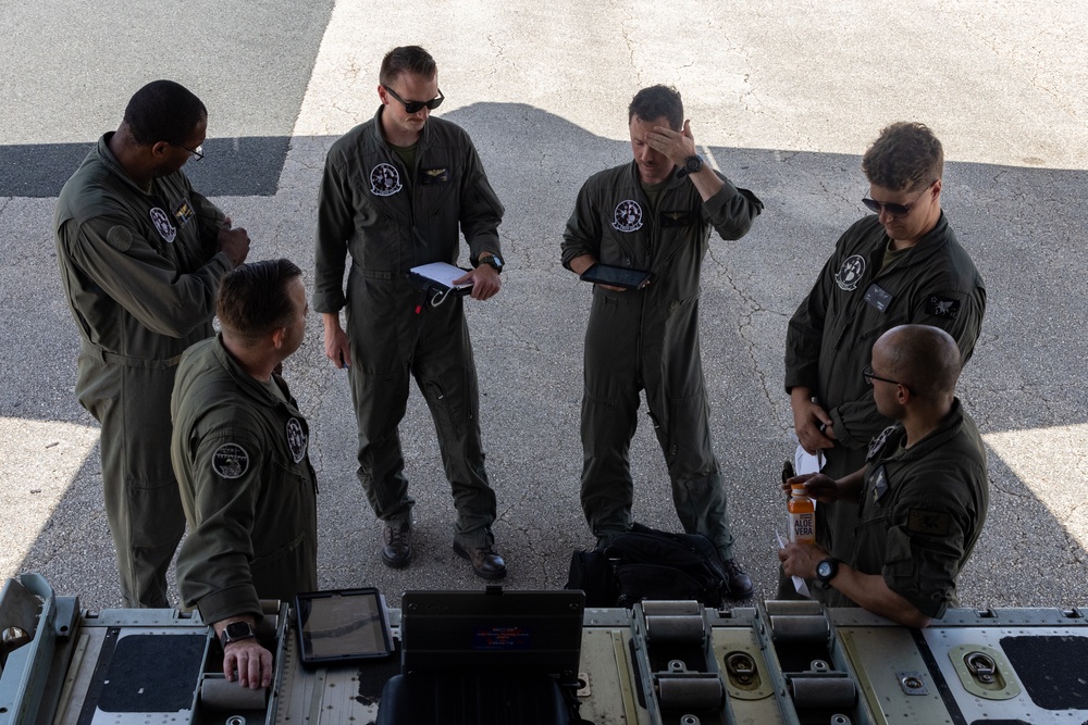 DVIDS - Images - VMGR-252 conducts a simulated-combat offload during ...