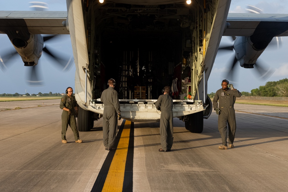 DVIDS - Images - VMGR-252 conducts a simulated-combat offload during ...