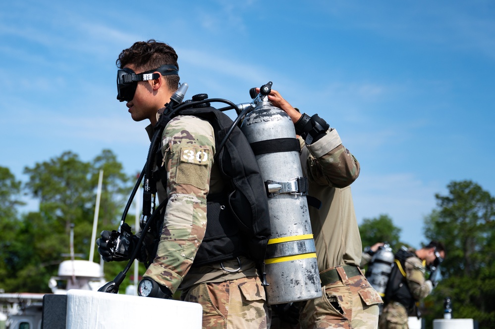 DVIDS - Images - Special Warfare Students Search and Rescue [Image 1 of 9]