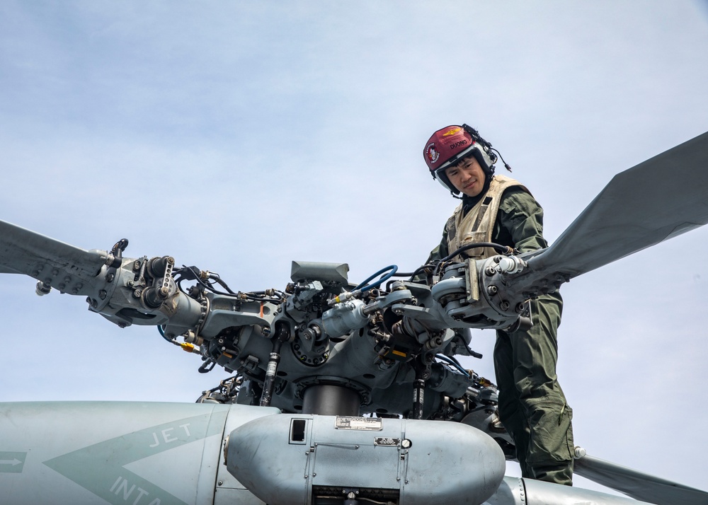 DVIDS - Images - Sailors Conduct Pre-Flight Helicopter Maintenance ...