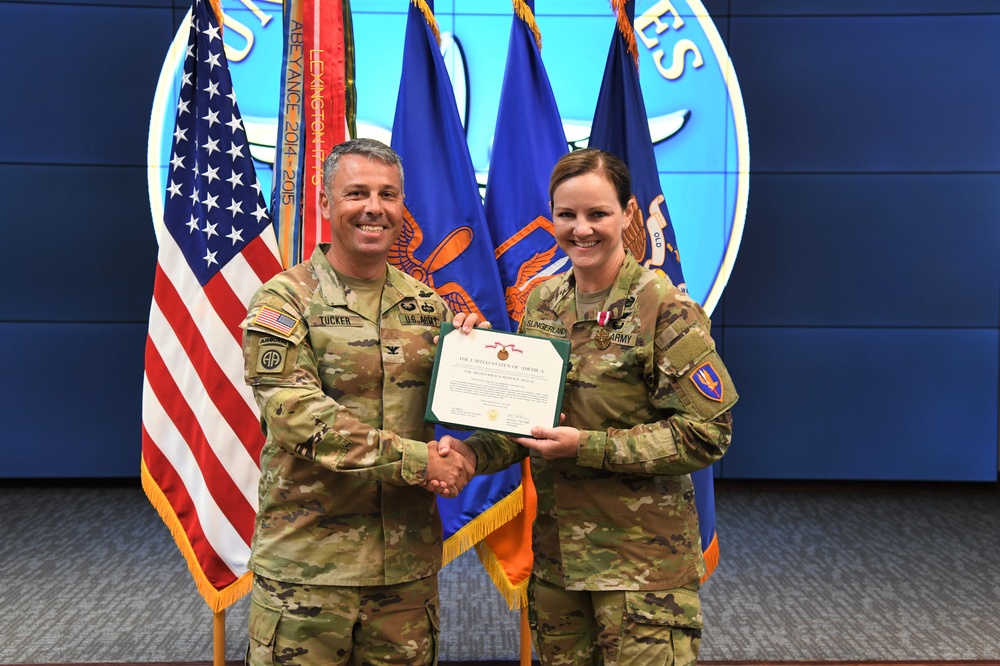 DVIDS - Images - LTC Slingerland Receives Award