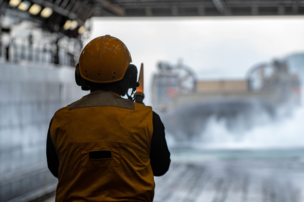 DVIDS - Images - LCACs Piloted by NBU 7 Sailors On-load onto USS New ...