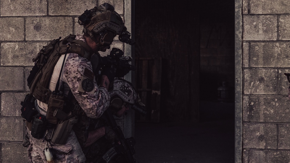 DVIDS - Images - 2d Recon and EODMU8 Own the Night [Image 3 of 13]