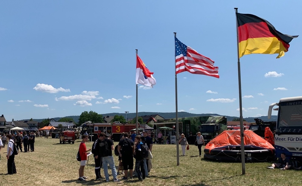 DVIDS - News - Garrison and Landeskommando Hessen leadership tour Hessentag