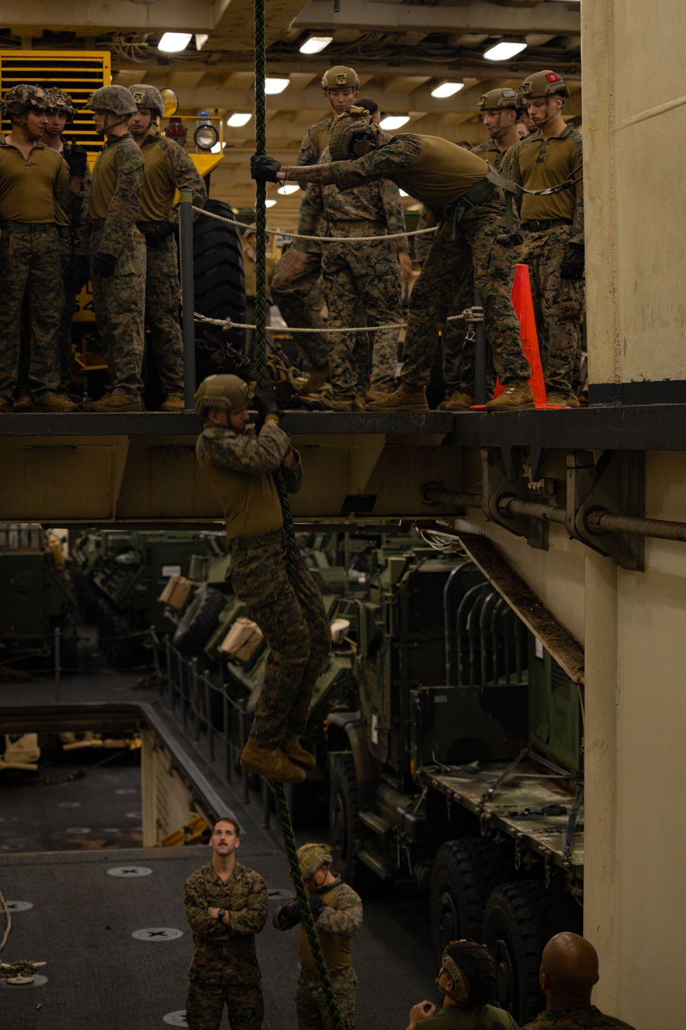 DVIDS - Images - Battalion Landing Team 2/1 Fast Ropes [Image 5 of 9]