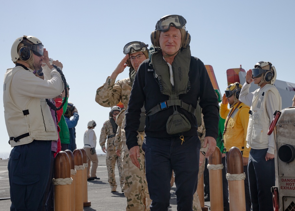 DVIDS - Images - Distinguished Visitors [Image 8 of 9]