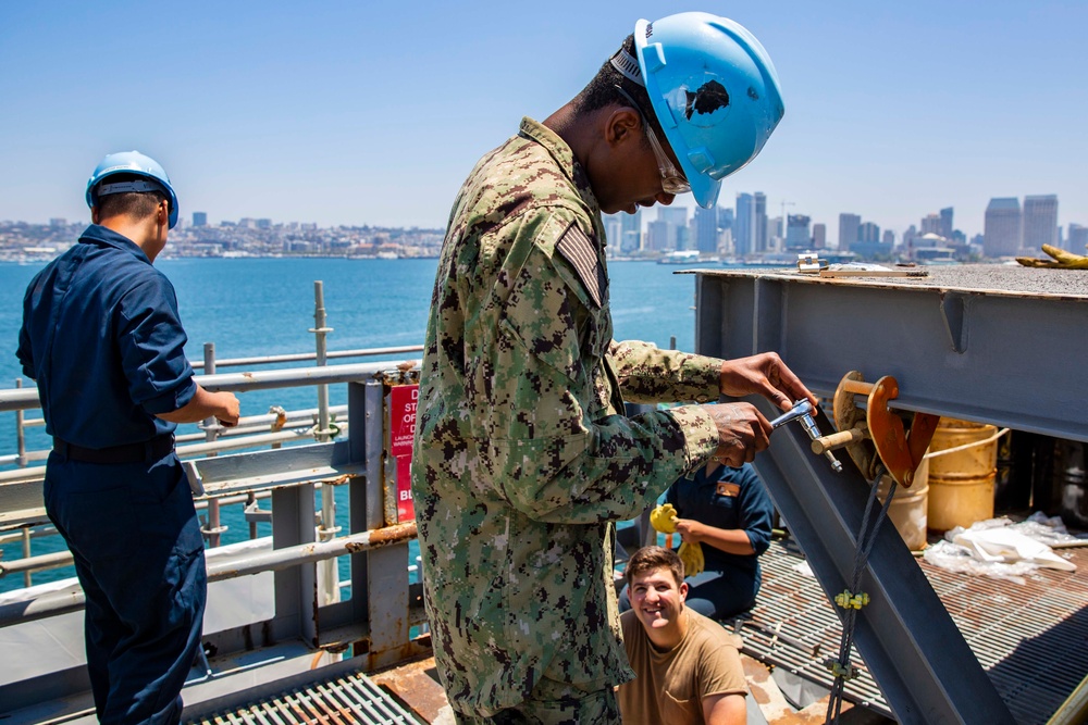 DVIDS - Images - Abraham Lincoln Sailors perform maintenance during PIA ...