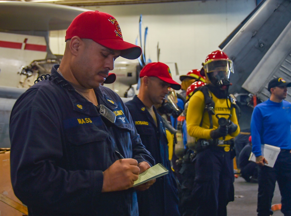 DVIDS - Images - USS Ronald Reagan (CVN 76) Sailors conducts flying squad drill [Image 5 of 5]