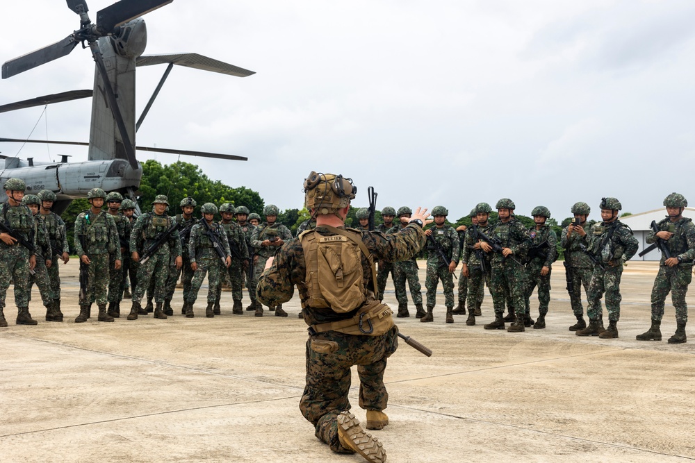 DVIDS - Images - Airfield Ops | U.S. and Philippine Marines conduct ...