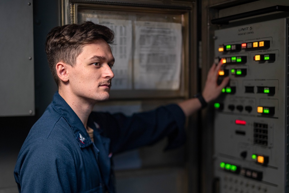 DVIDS - Images - USS Ronald Reagan (CVN 76) combat systems Sailors work ...