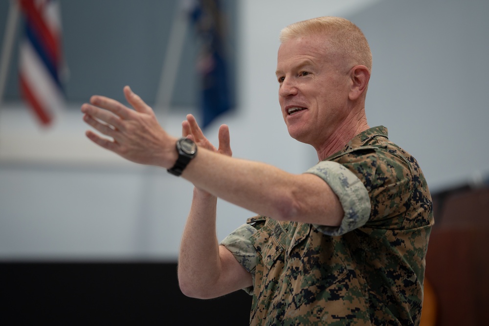 DVIDS - Images - USMARCENT change of command ceremony [Image 9 of 13]