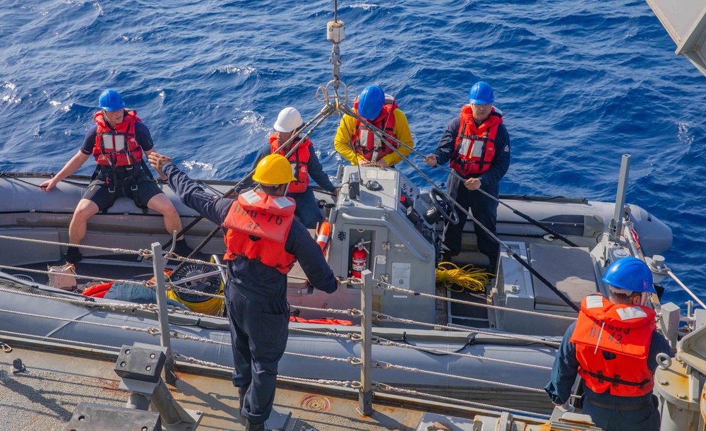 DVIDS - Images - USS Howard (DDG 83) Seamanship Training Team/ Man ...