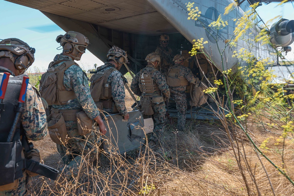 DVIDS - Images - Charlie Company, BLT 1/5 Completes Amphibious Raid ...