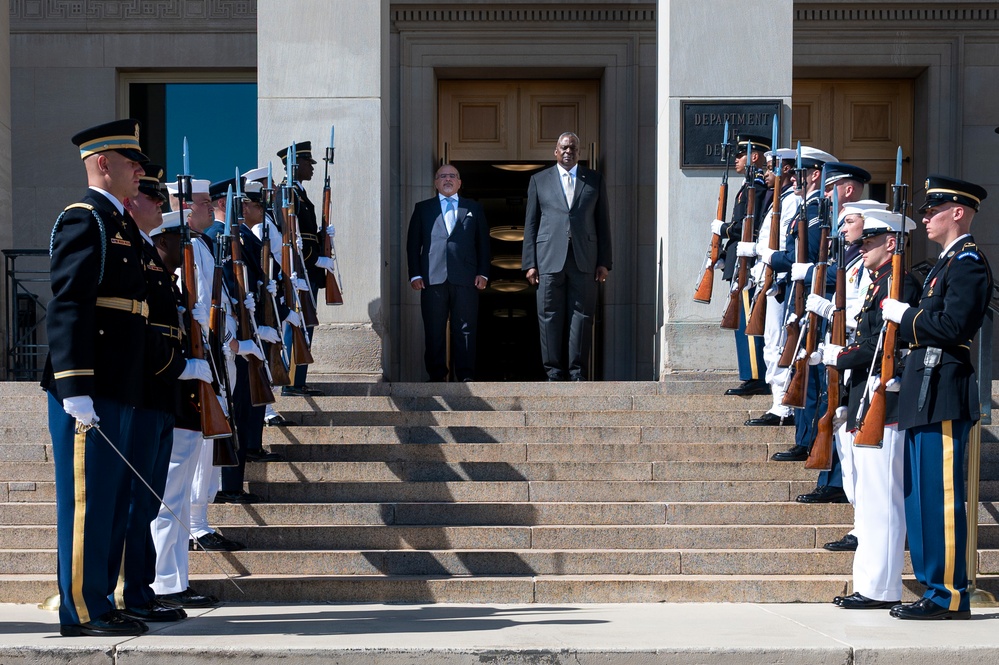 DVIDS - Images - SECDEF Bilateral Exchange with Bahrain’s Crown Prince ...