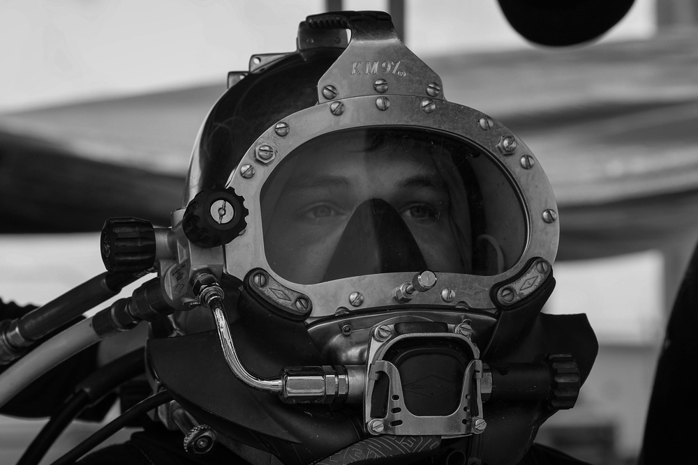 DVIDS - Images - MURENG 23 - Diving Prep & Extraction Drill [Image 3 of 9]