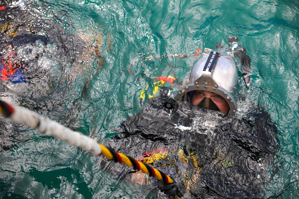 DVIDS - Images - MURENG 23 - Diving Prep & Extraction Drill [Image 4 of 9]