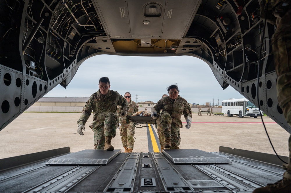 DVIDS - Images - Kunsan AB medics, U.S. Army aviators train medevac ...