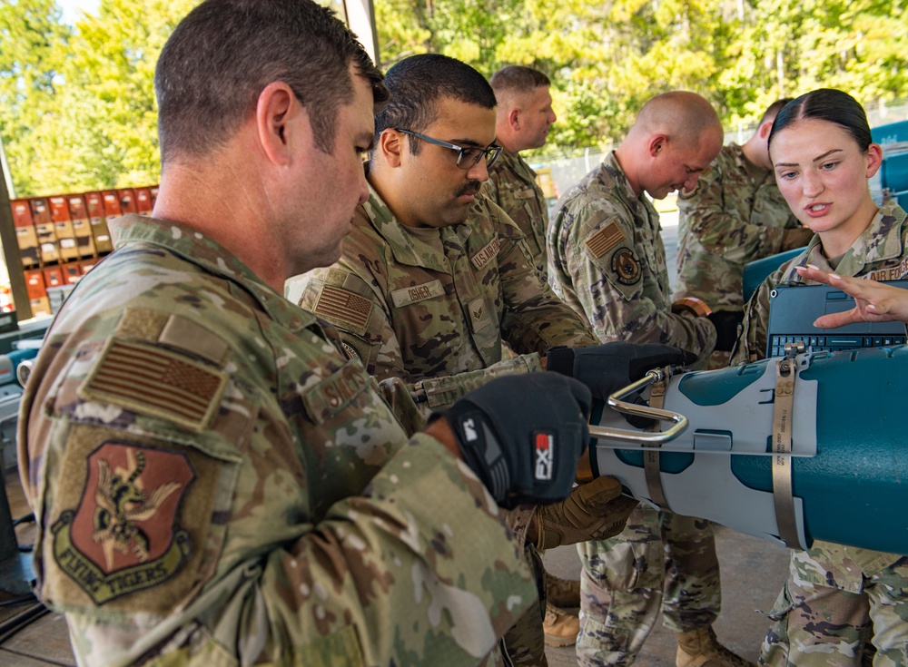 DVIDS - Images - Leadership visit to Munitions [Image 7 of 9]