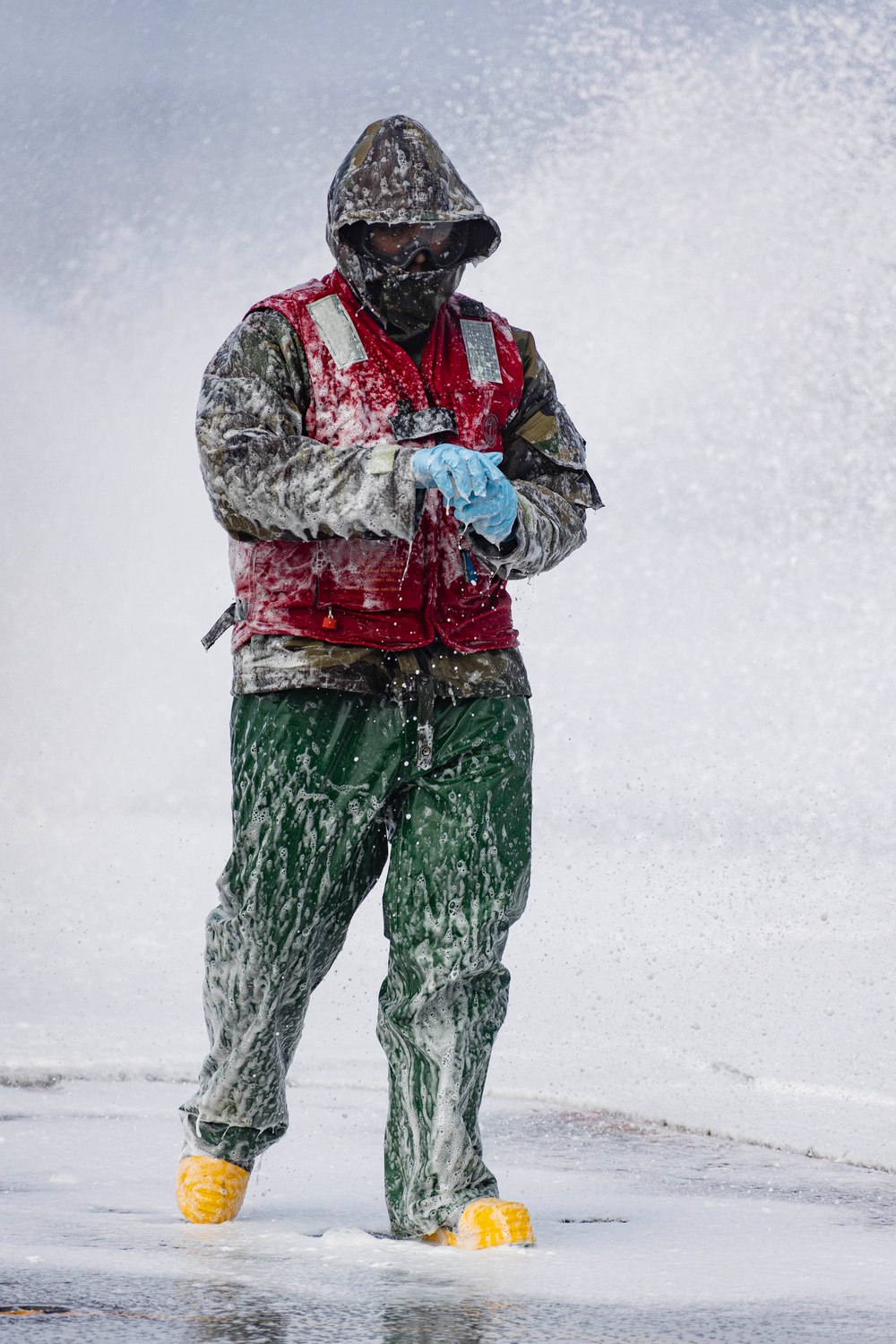 DVIDS - Images - Abraham Lincoln conducts flight deck AFFF tests [Image ...