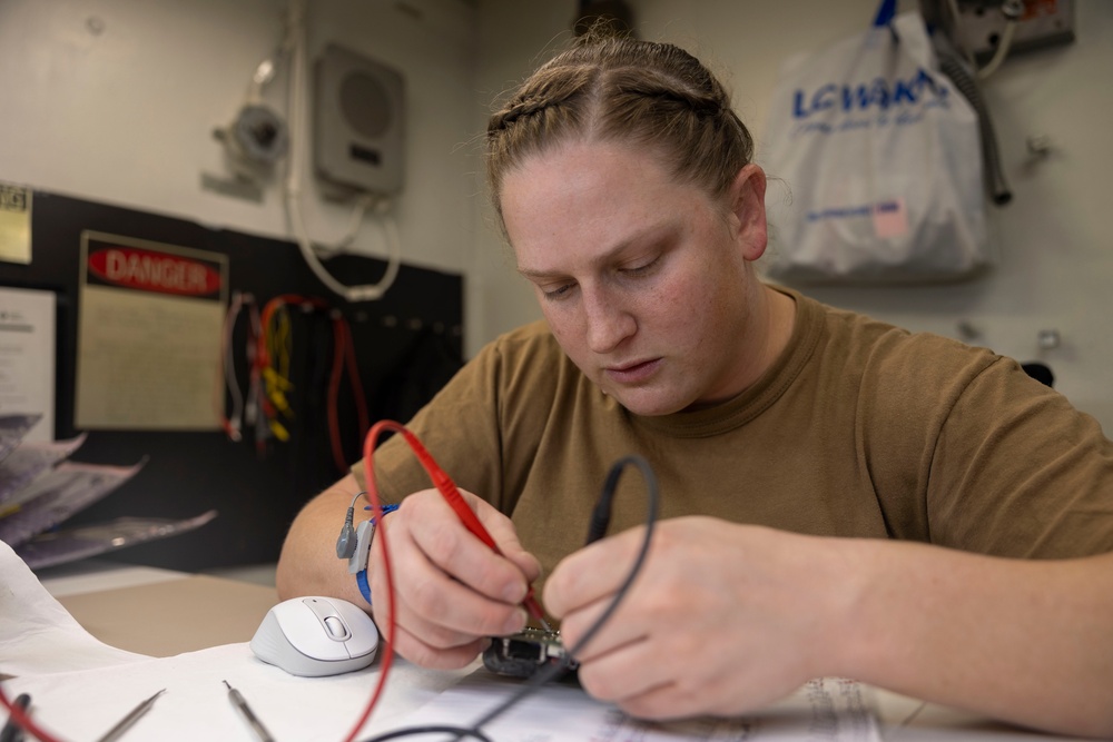 DVIDS - Images - USS Bataan Electronics Technicians Daily Operations ...