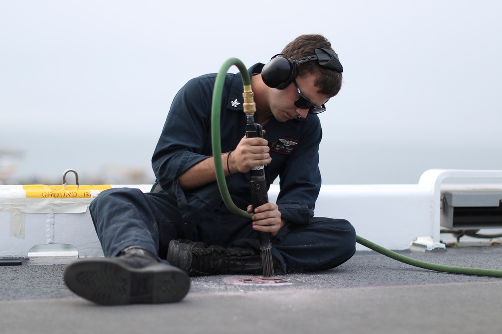 DVIDS - Images - Tripoli Flight Deck Maintenance [Image 4 of 6]