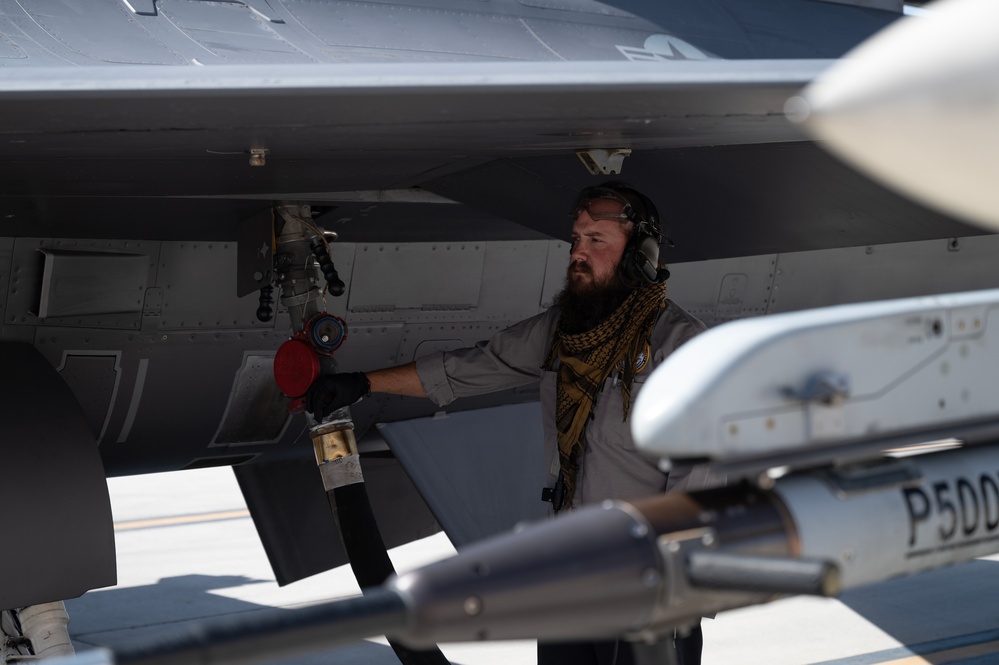 DVIDS - Images - Hot-pit refueling [Image 4 of 8]