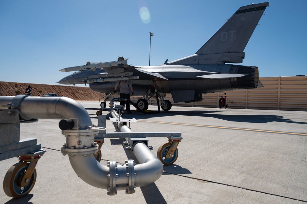 DVIDS - Images - Hot-pit refueling [Image 5 of 8]