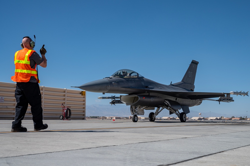 DVIDS - Images - Hot-pit refueling [Image 6 of 8]
