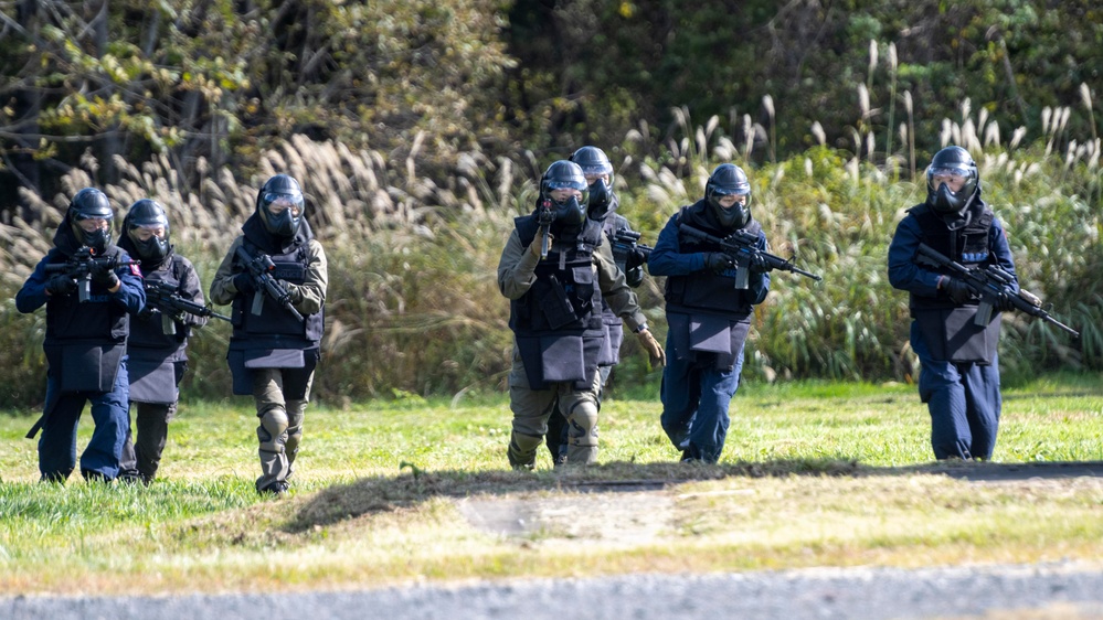 DVIDS - Images - 35th Security Forces train Aomori Police [Image 4 of 7]
