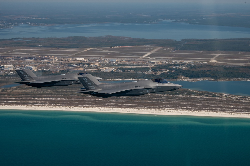DVIDS - Images - F-35s coast the beach [Image 5 of 6]