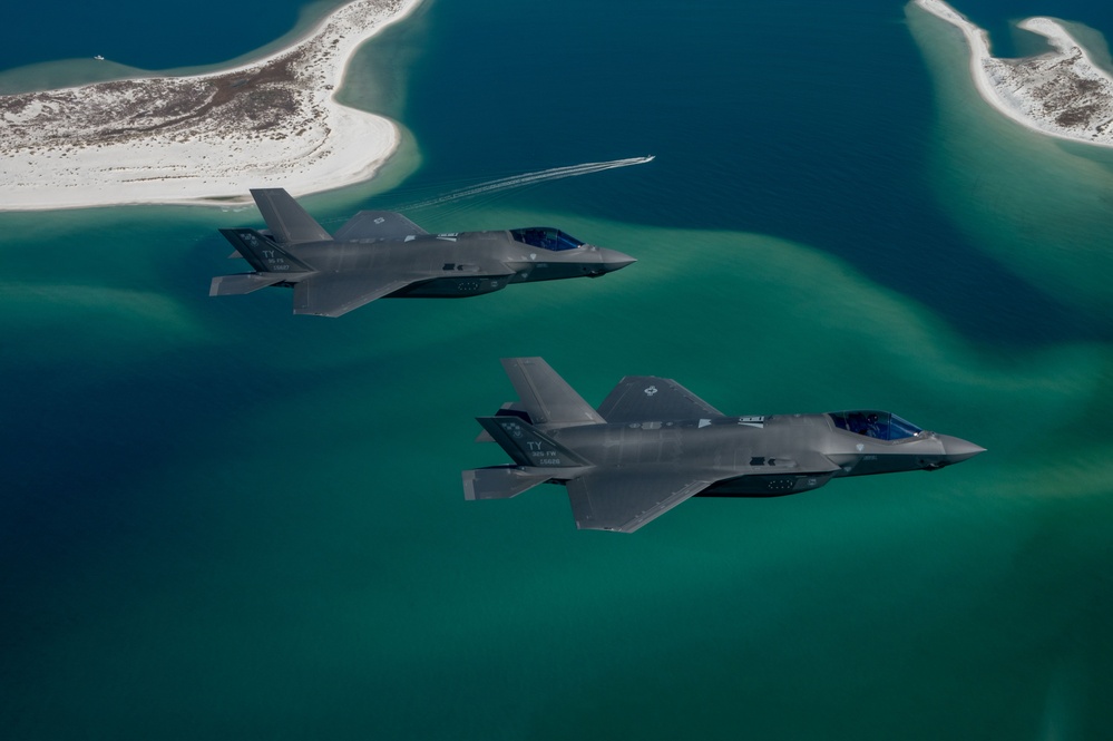 DVIDS - Images - F-35s coast the beach [Image 6 of 6]