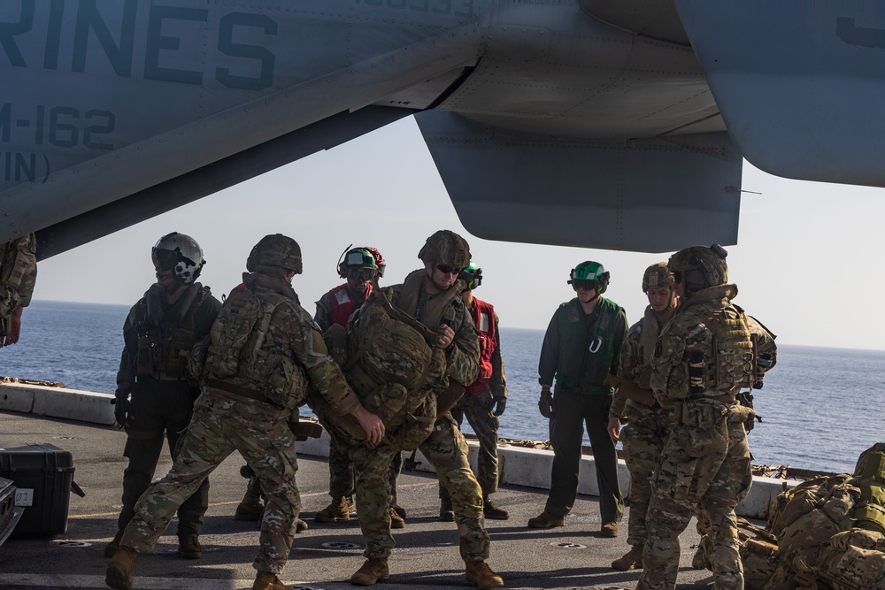 DVIDS - Images - 26th MEU(SOC) and USS Mesa Verde welcomes U.S. Army ...