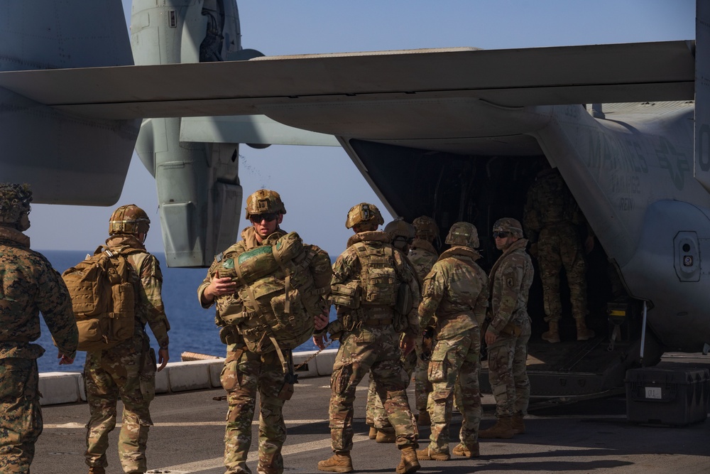 DVIDS - Images - 26th MEU(SOC) and USS Mesa Verde welcomes U.S. Army ...